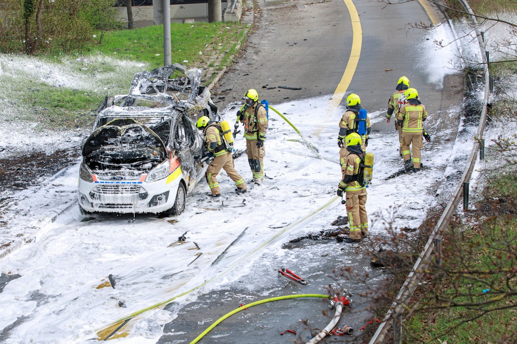 Explosion in Berlin: Krankenwagen geht auf Avus-Zubringer in Flammen auf