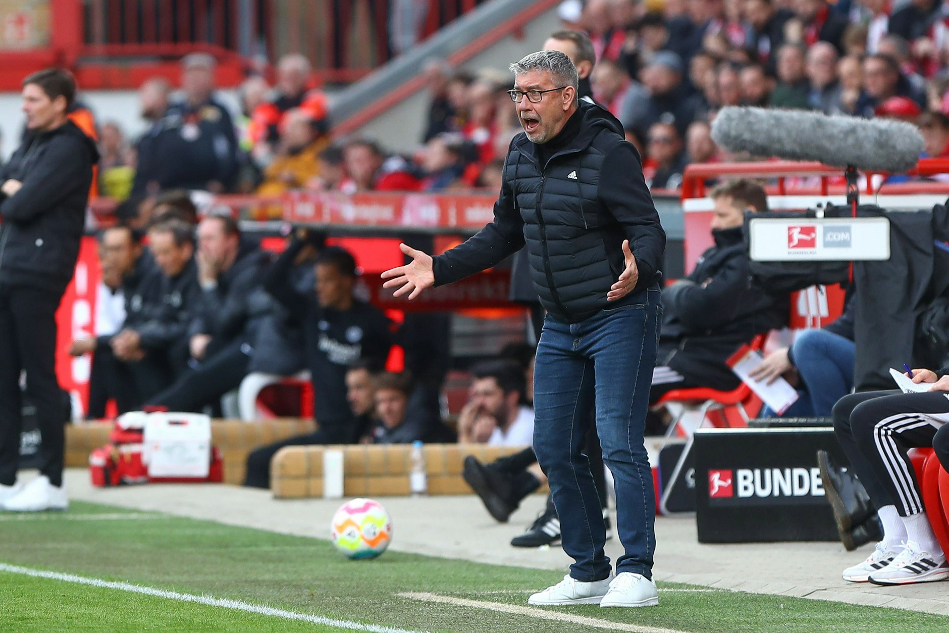 Vor dem Pokal-Hit in Frankfurt: Trainer Urs Fischer läuft beim 1. FC ...