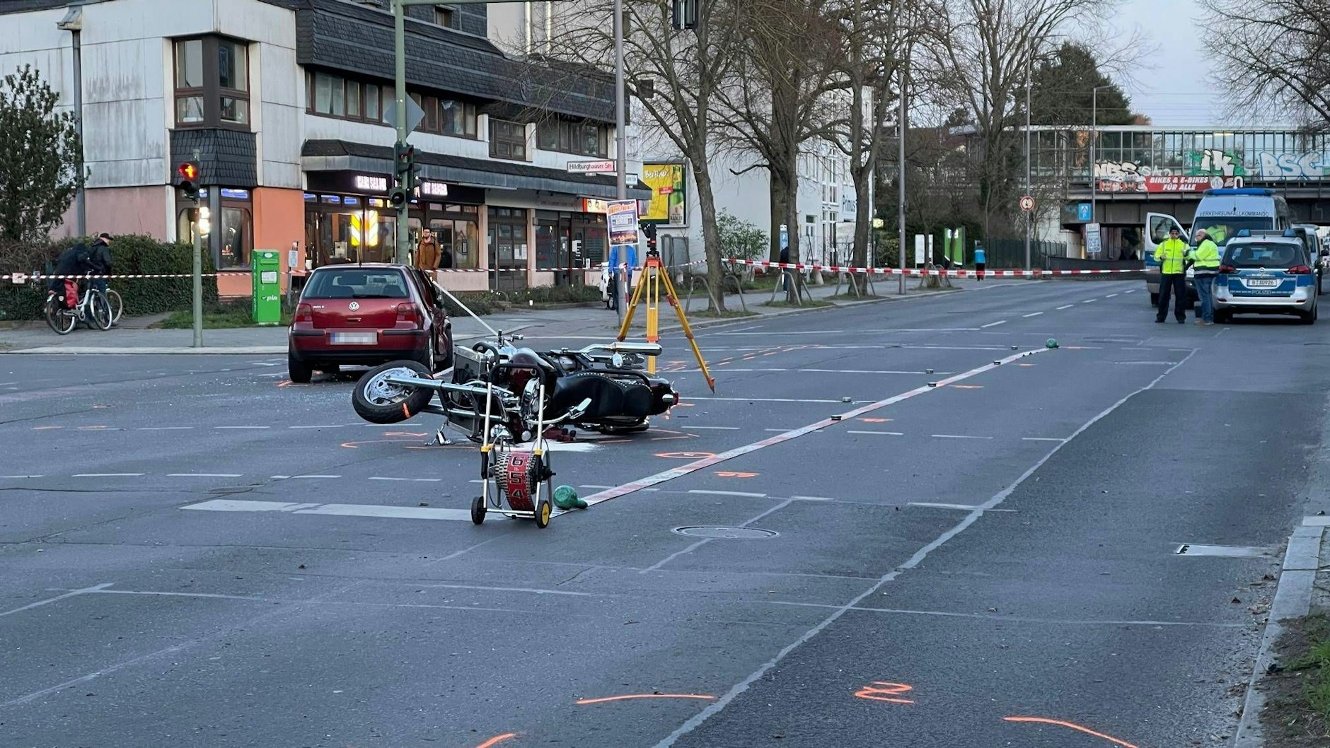 Lichterfelde: Biker (56) stirbt nach schwerem Crash an Kreuzung