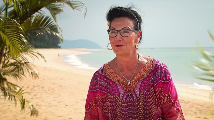 „Kampf der Realitystars“: Barbusige Berliner Seniorin stiehlt allen ...