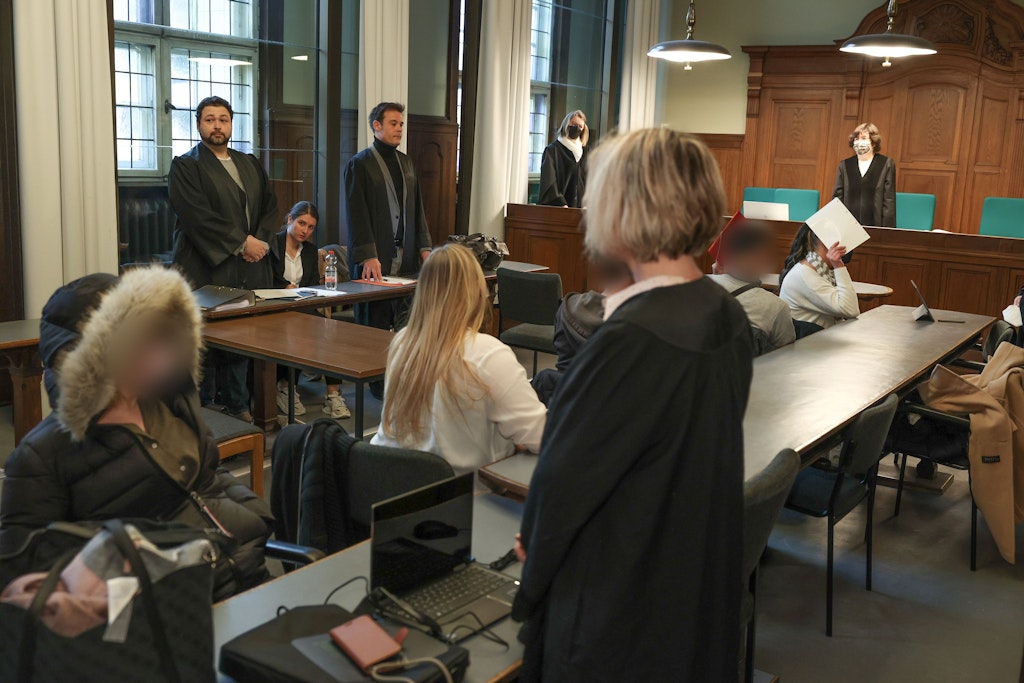 Rassistischer Angriff in Tram: Angeklagter nennt Staatsanwalt „unreif“