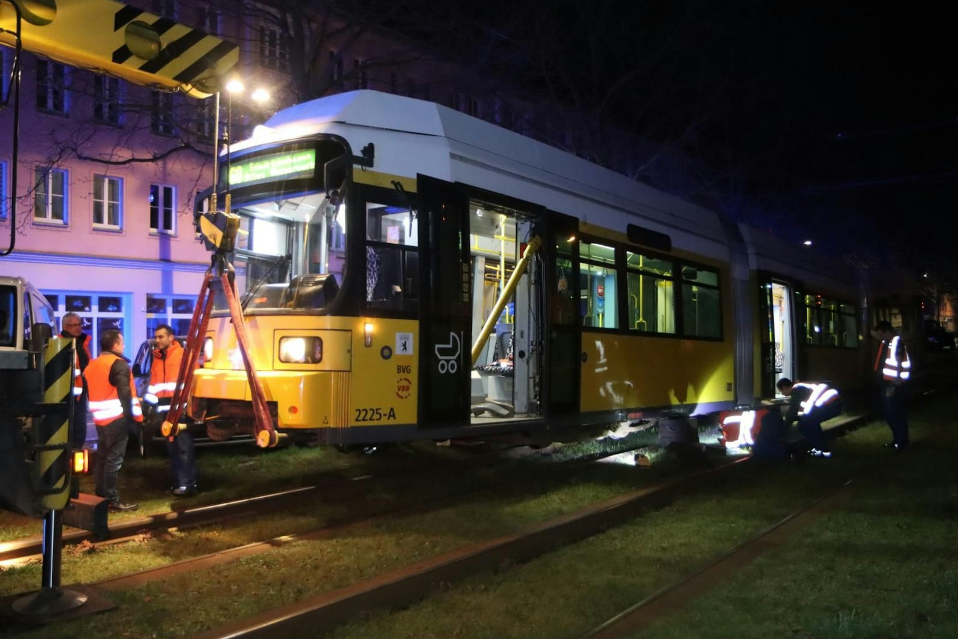 Treptow: Mann von Tram überrollt – Rollator am Unfallort gefunden