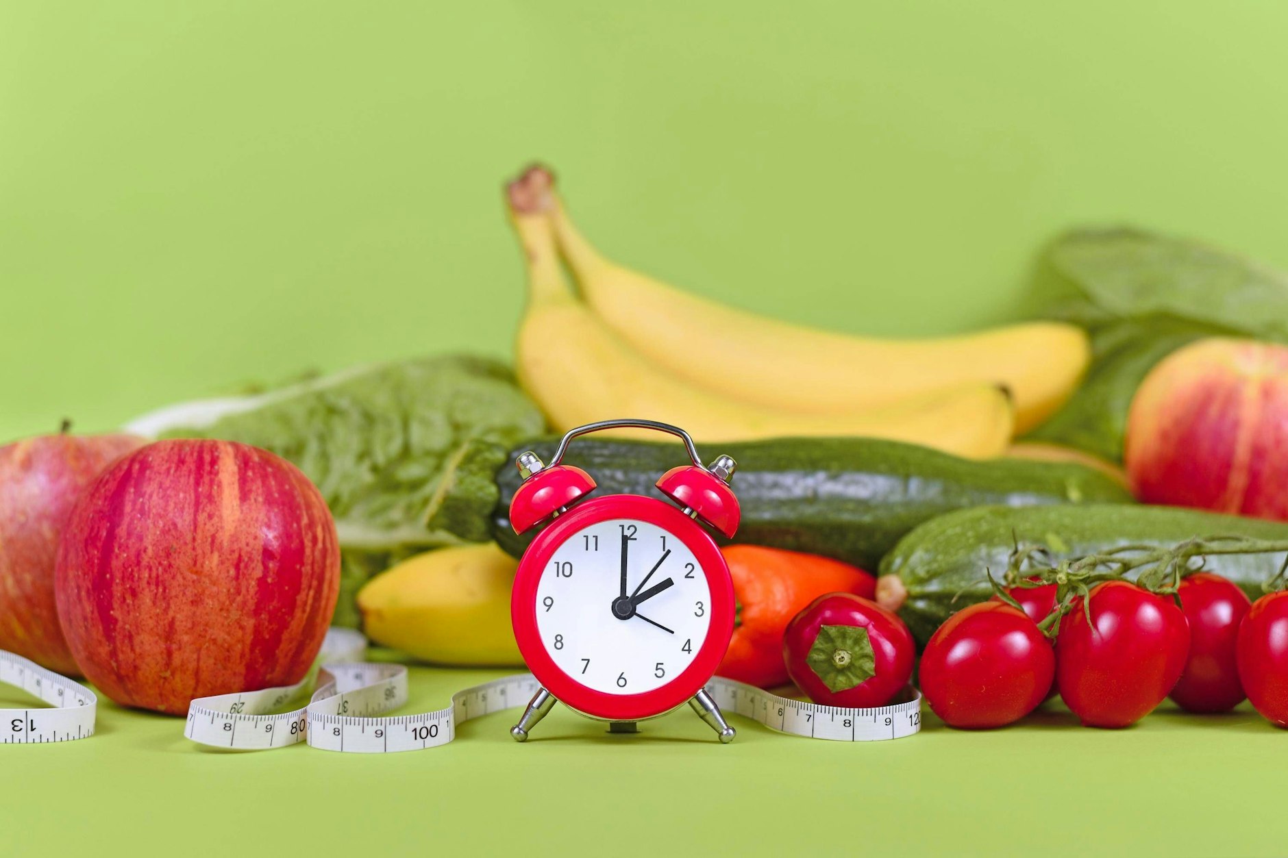 Wann essen? Die perfekte Uhrzeit für Gulasch, Weißbrot oder Salat