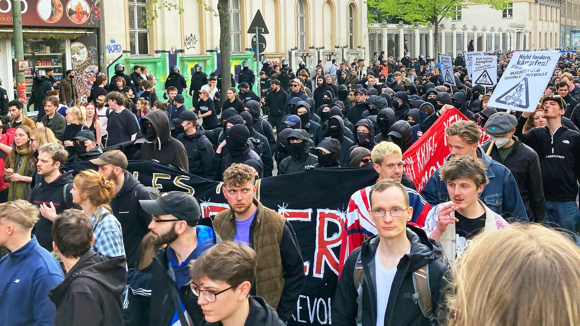 1. Mai in Berlin: +++ 9 Festnahmen +++ „Friedlichster Mai seit 1987“