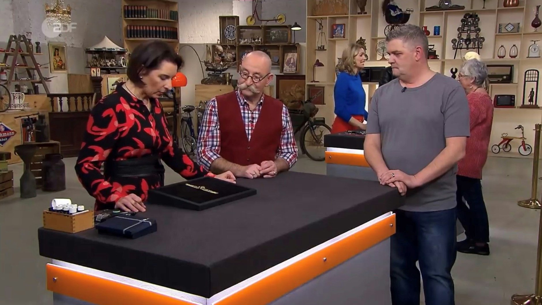 Spektakel bei „Bares für Rares“: Echter Glücksfall statt ab in den Abfall