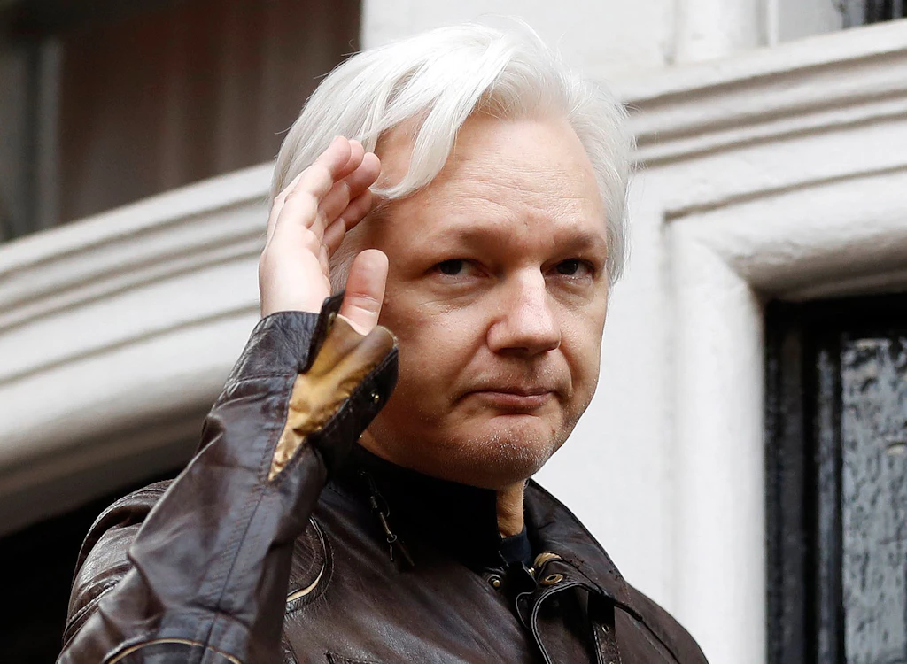 Julian Assange: „WikiLeaks beendet Kriege“ – deswegen sollte er ein ...
