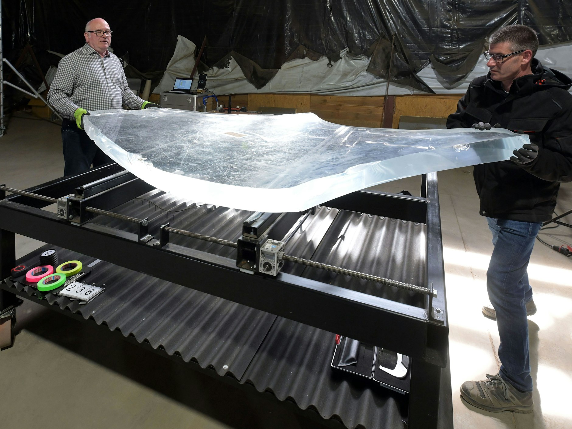 Super-Puzzle mit 700 Riesenteilen: Warum ist der Aquadom in Berlin geplatzt