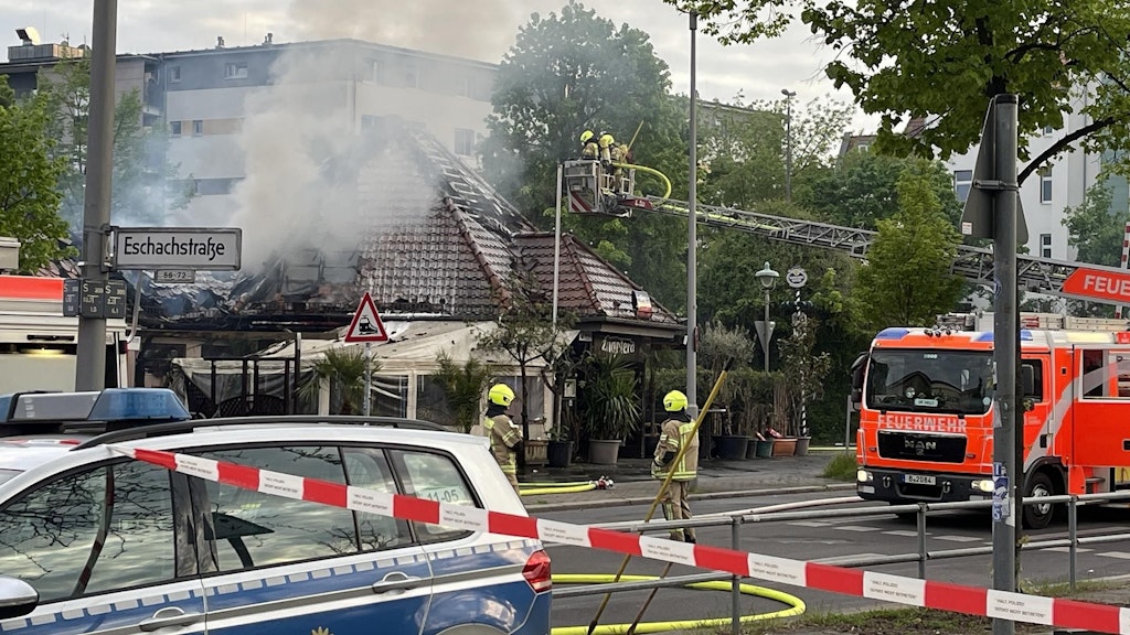 Tegel: Dach von Gaststätte „Zugpferd“ brennt ab