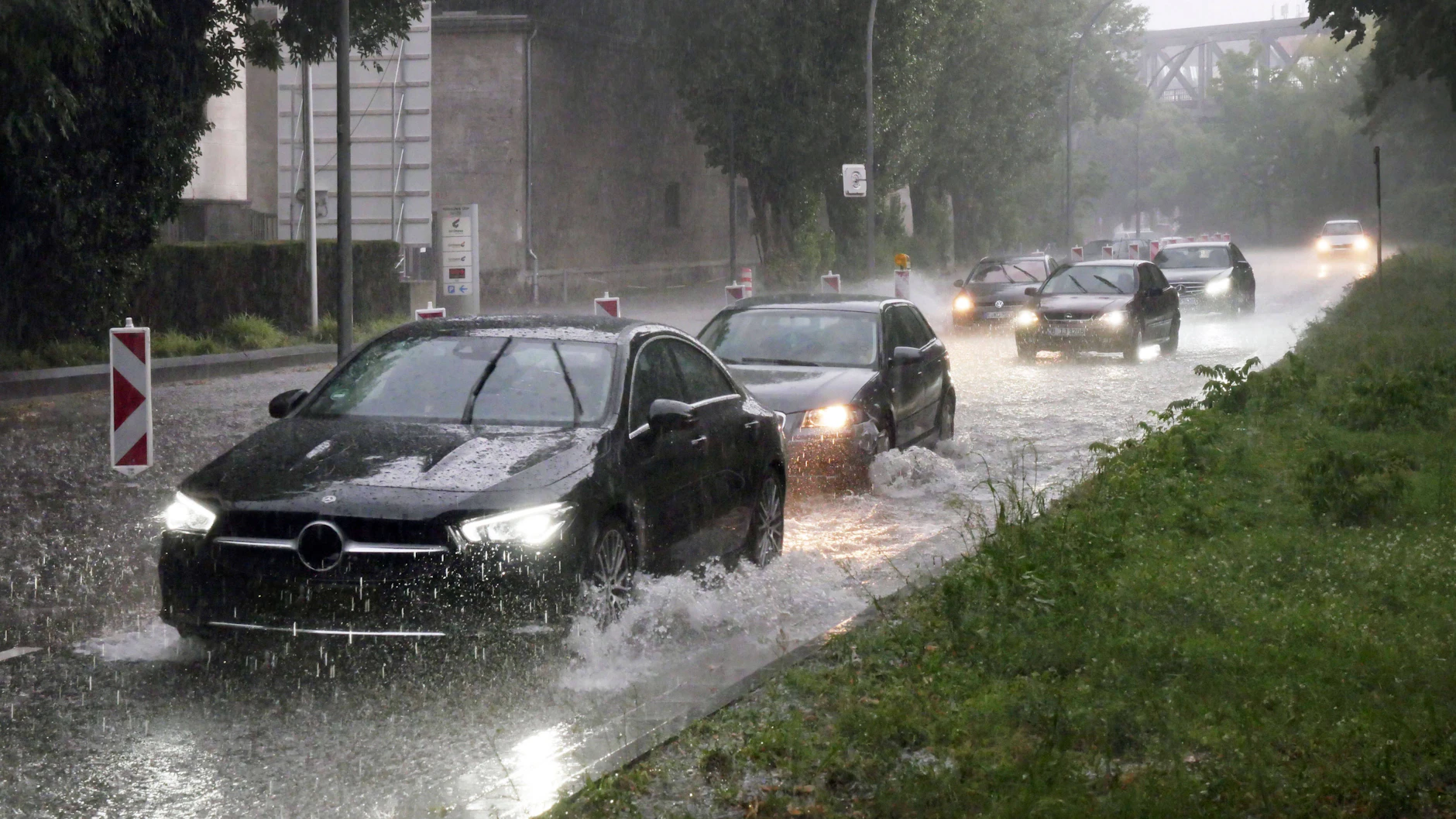 Sie Fahren Nach Starkregen