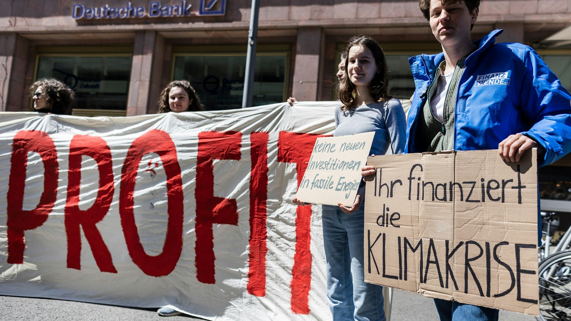 Liveticker: Klimakleber blockieren A100 - Stau auch auf der Umleitung