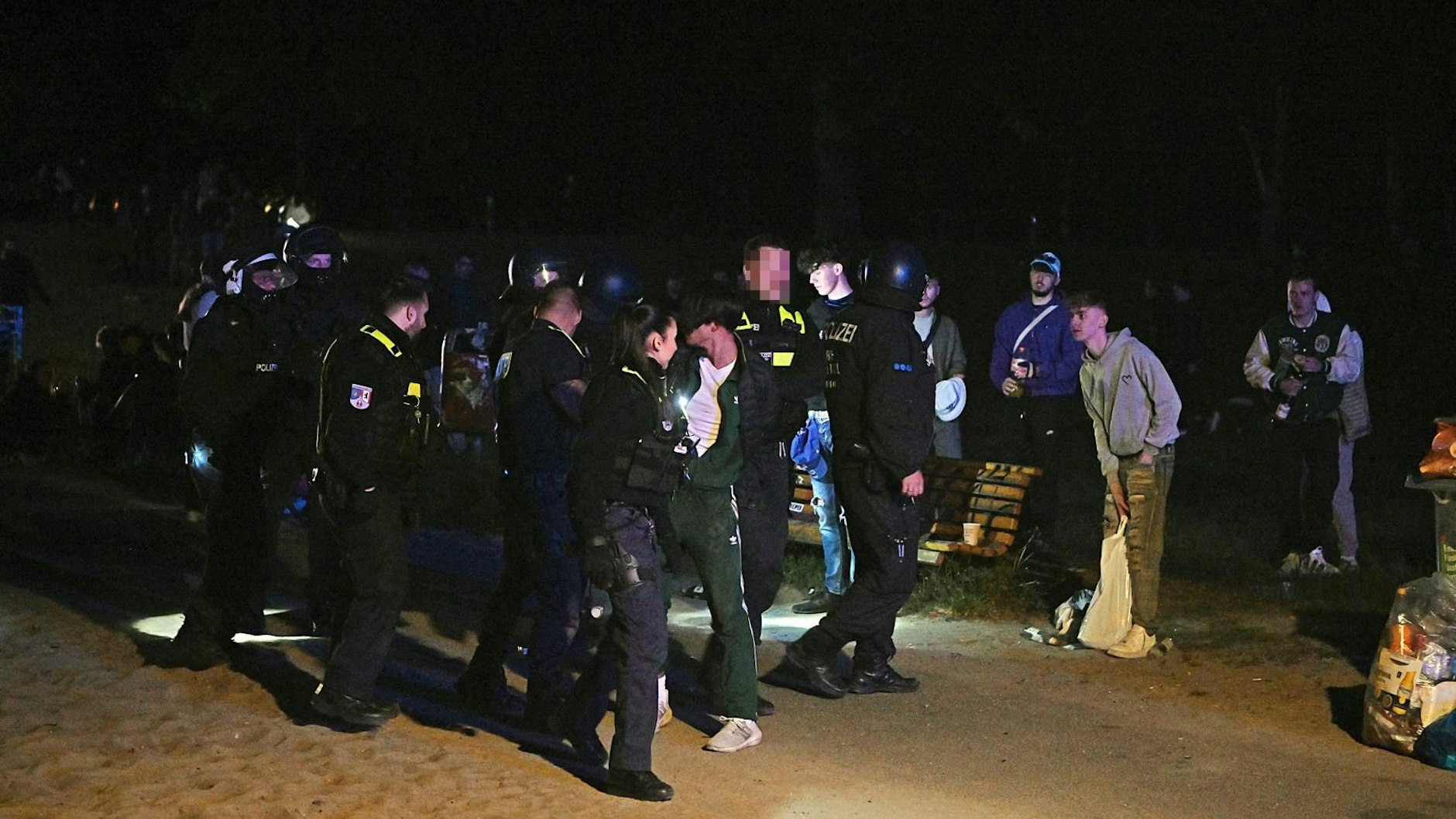 Stress im Volkspark Friedrichshain: Vatertags-Party eskaliert, Park ...