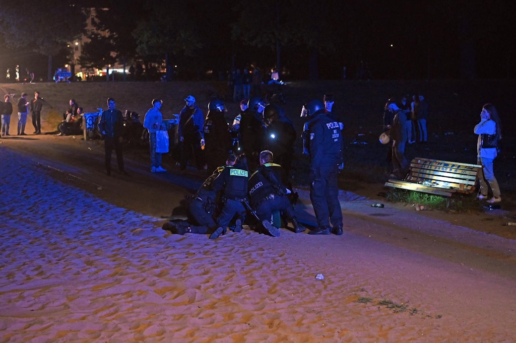 Stress im Volkspark Friedrichshain: Vatertags-Party eskaliert, Park ...