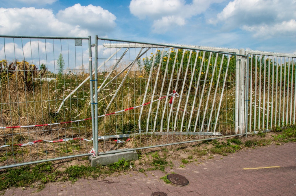 Berlin: Mann kracht mit gestohlenem Auto gegen Zaun