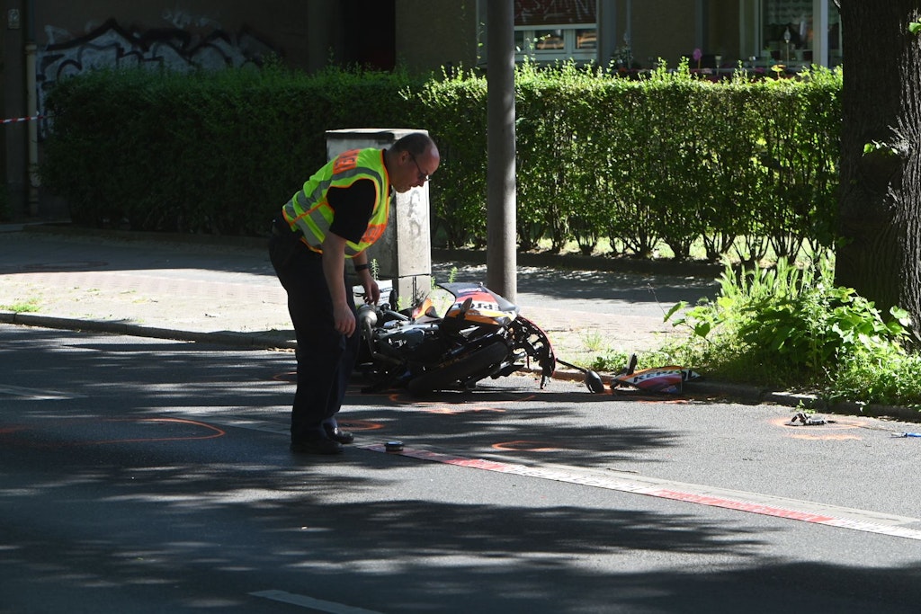 Mariendorf: Motorradfahrer bei Unfall lebensgefährlich verletzt