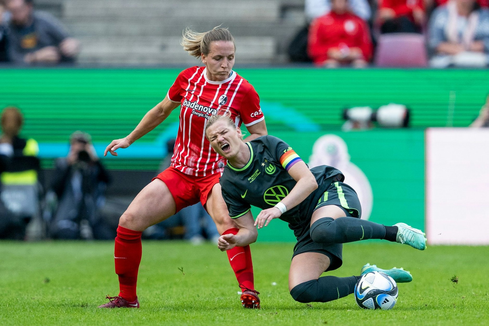 „Wahnsinnige Stimmung“: Wölfinnen feiern zehnten Pokalsieg