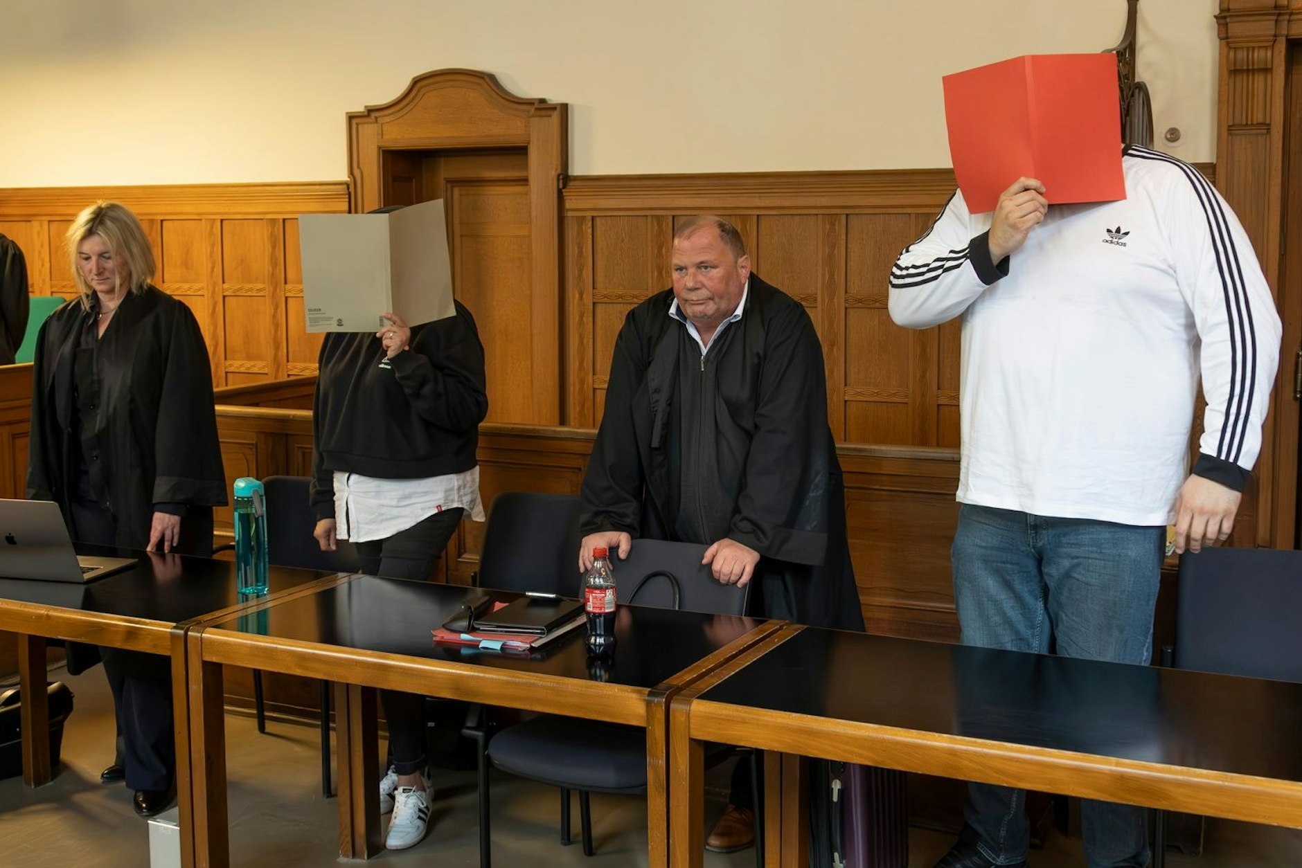 Beamtin der JVA Tegel gesteht Handy-Schmuggel für Ex-Häftling: Sie tat ...