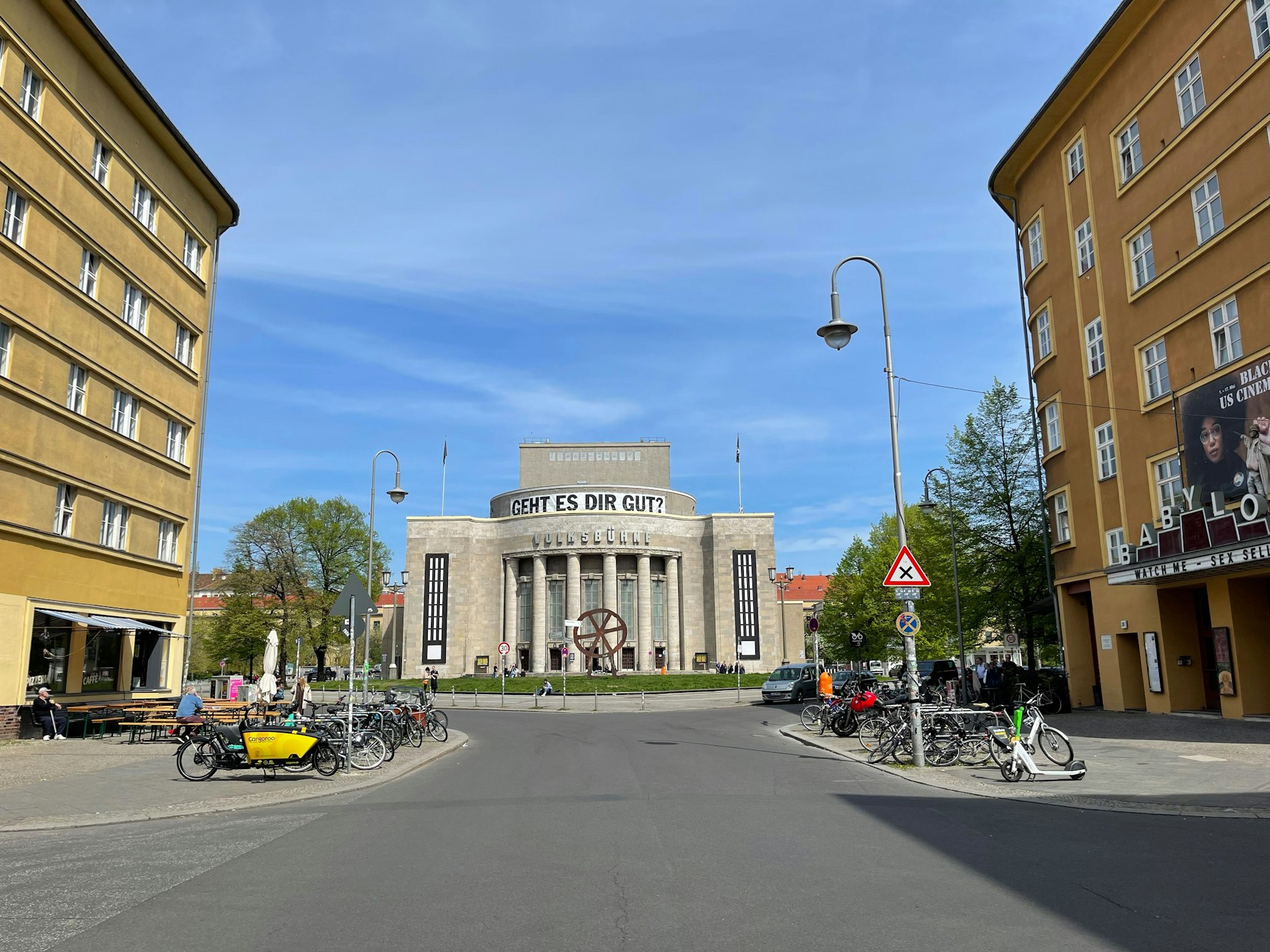 Die Volksbühne und ihre Botschaften: Drama, Smiley, geht es dir gut?