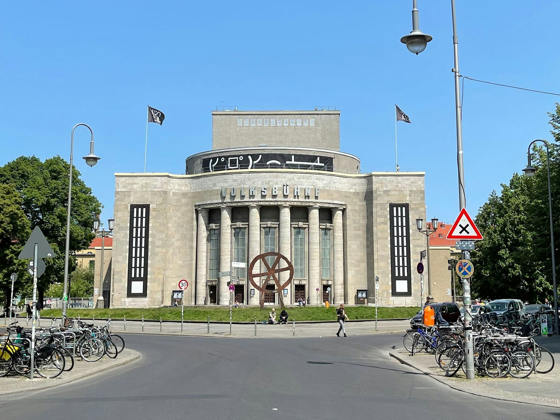 Die Volksbühne und ihre Botschaften: Drama, Smiley, geht es dir gut?