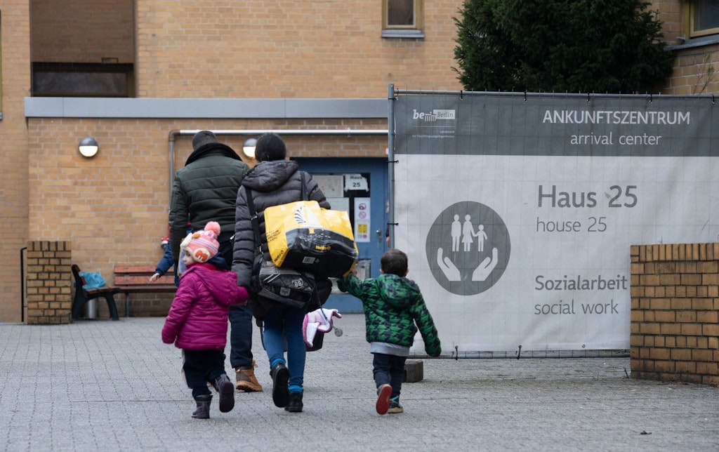 Berliner Grüne fordern: Flüchtlinge gegen Geld in Privatwohnungen ...