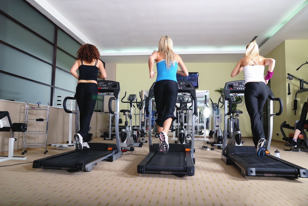 Peinlich-Video: Frau landet im Fitnessstudio halbnackt am Boden!