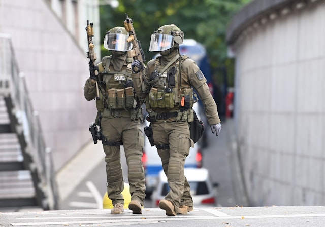 SEK-Einsatz in Marzahn: Mann schlägt Ehefrau und will offenbar Polizisten erschießen