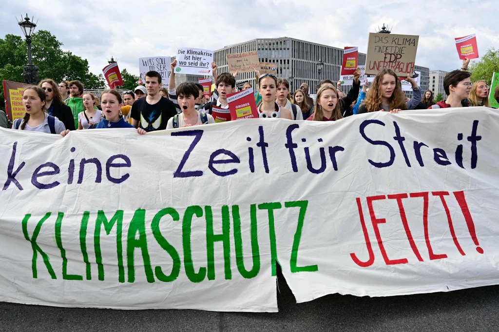 Fridays for Future in Berlin: Protest gegen „Problem-Minister“ Volker ...