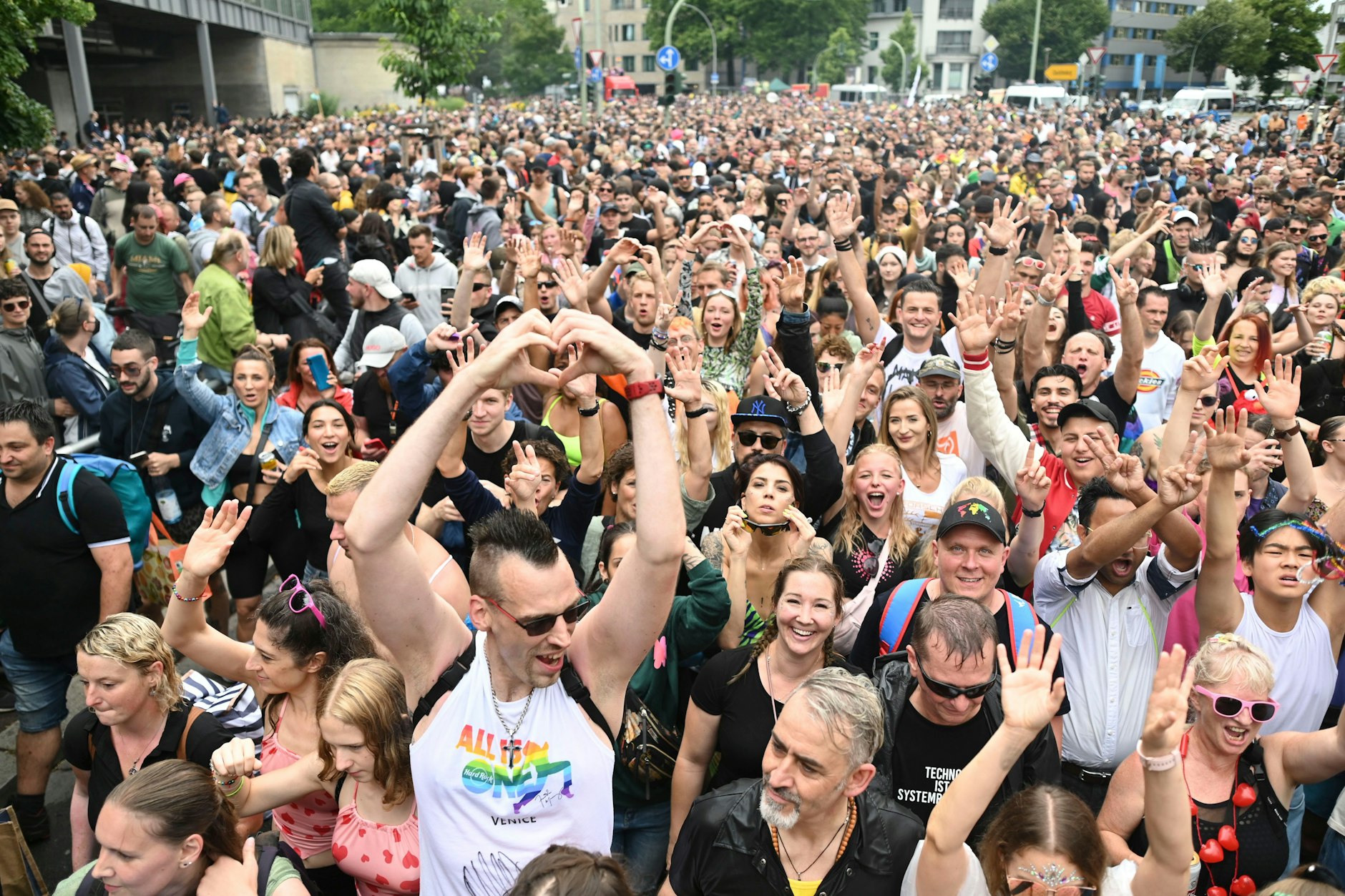 Techno und 99 Luftballons: Aktivisten veranstalten Rave gegen Nato und ...