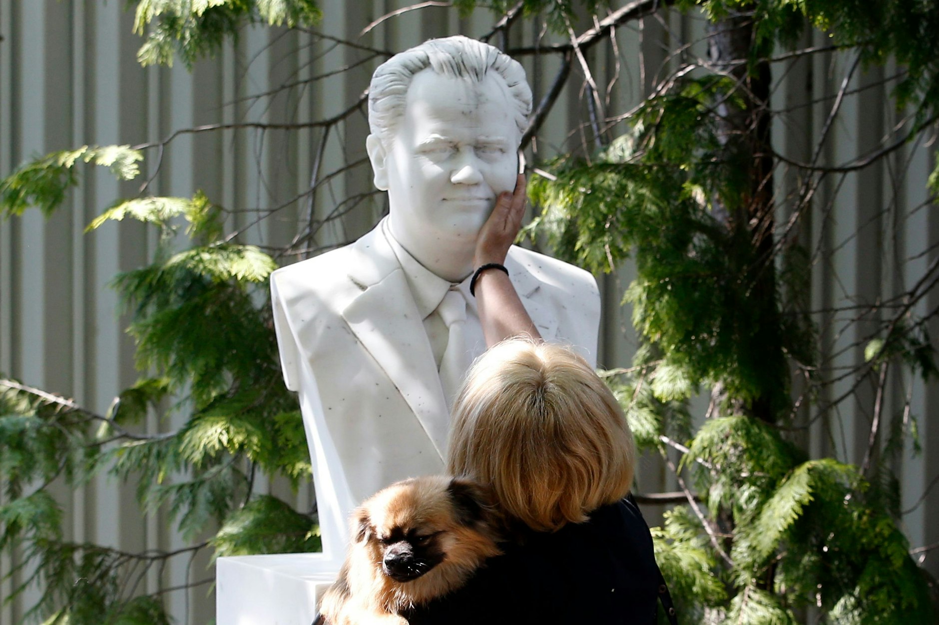 Der Sohn von Milosevic enthüllt ein Denkmal für seinen Vater Slobodan ...