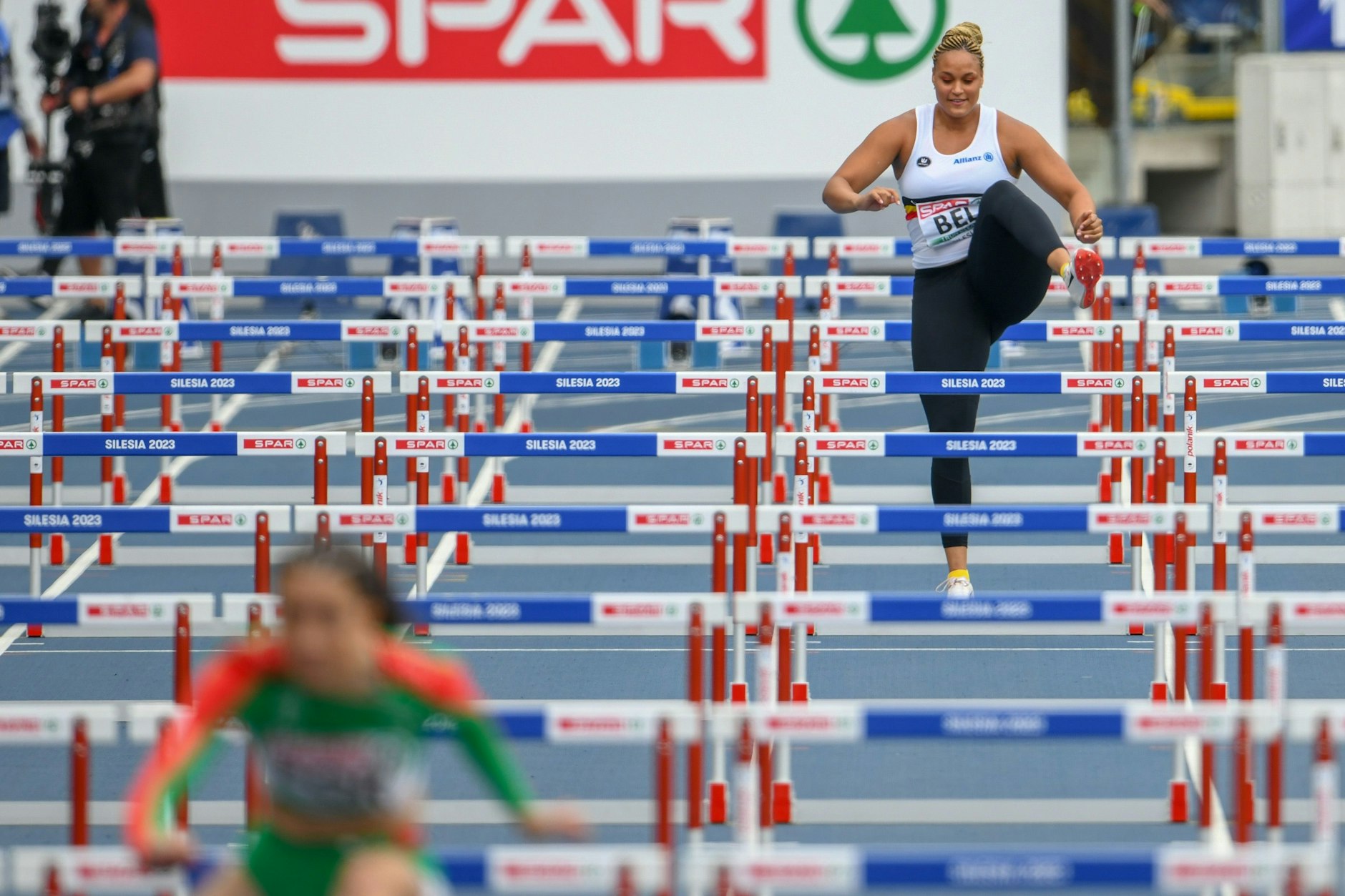 Kurioses Video: Kugelstoßerin Boumkwo legt Hürdensprint in Zeitlupe hin