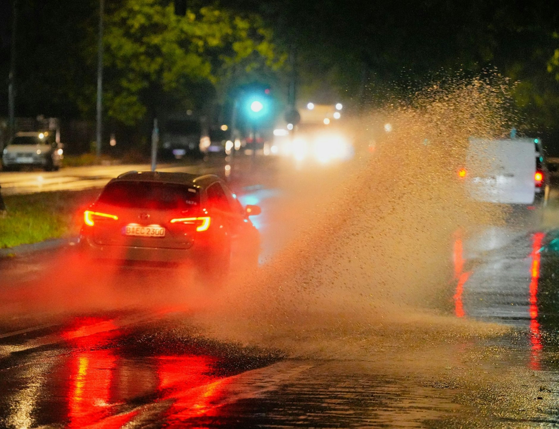Straße durch Unwetter überschwemmt: Stau und Einschränkungen