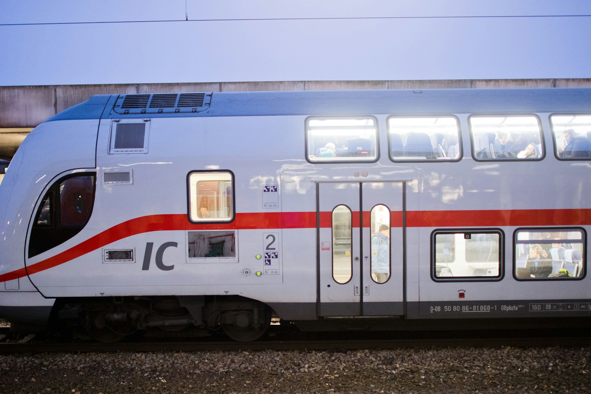 Zug aus Berlin bleibt in Wustermark liegen: Reisende müssen aussteigen