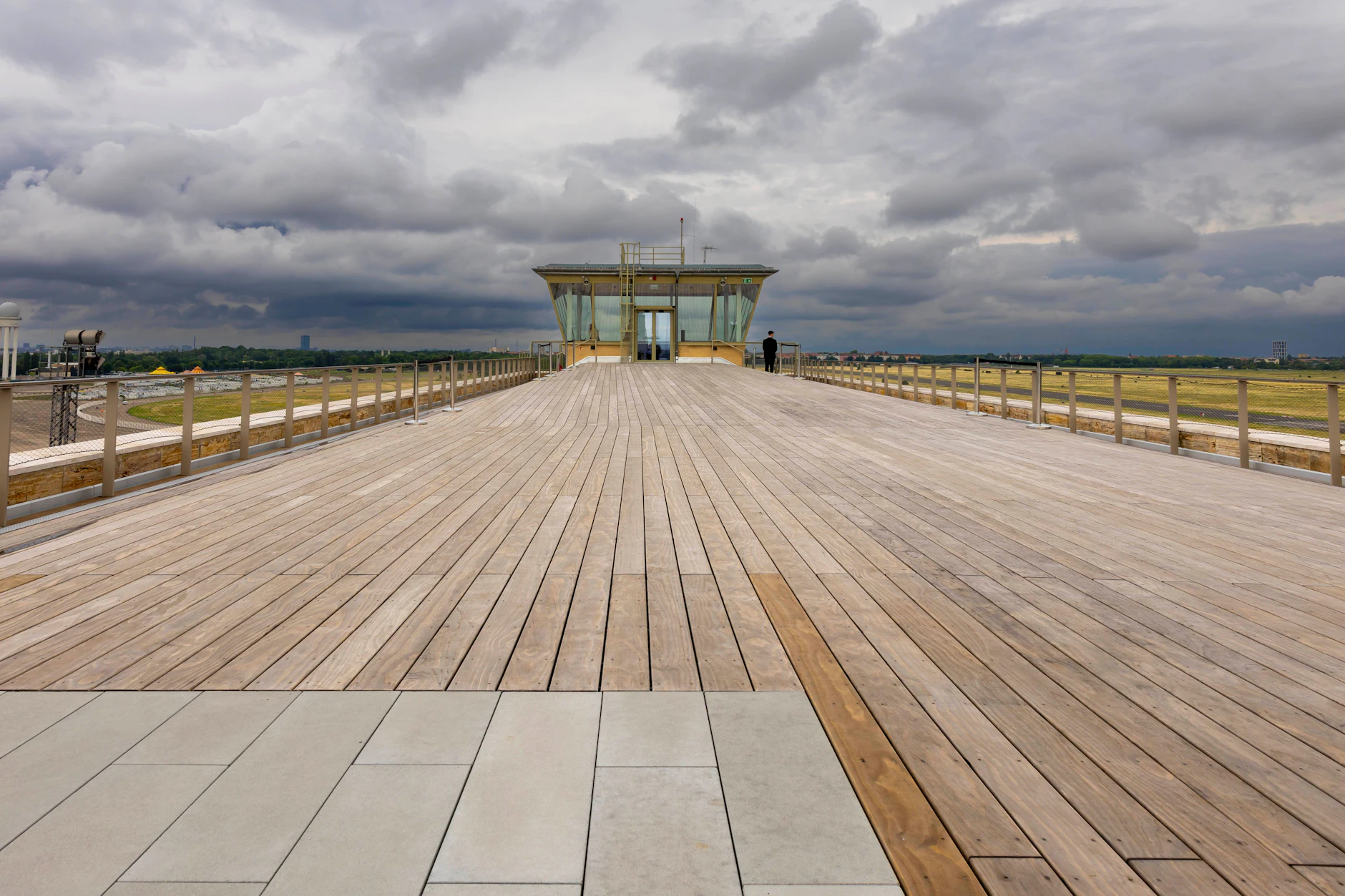Flughafen-Tower Tempelhof: Nazi-Bauten derart zu denunzieren, ist ...
