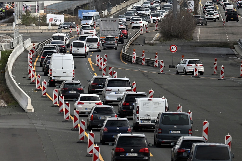 Stau, Stress, Nerv: Warum sieht man auf Autobahn-Baustellen niemanden ...