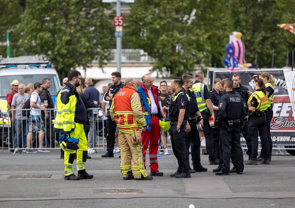 Auto erfasst Besucher bei Oldtimershow in Hannover