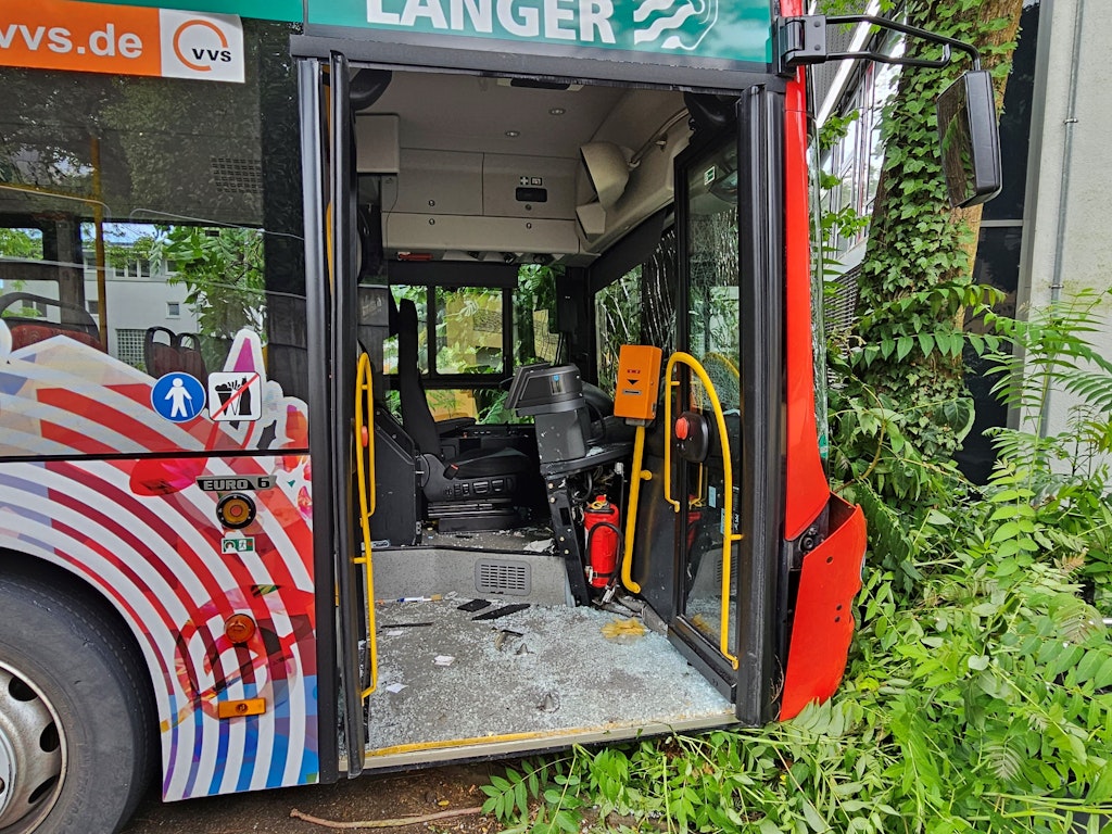 Linienbus knallt frontal gegen Baum - mehrere Dutzend Verletzte!