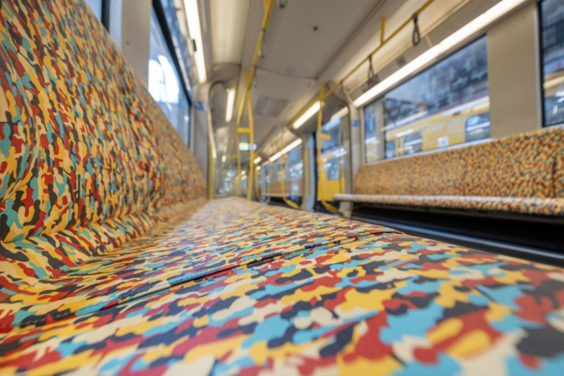 BVG: Erste U-Bahn mit neuem Sitzbezug fährt durch Berlin