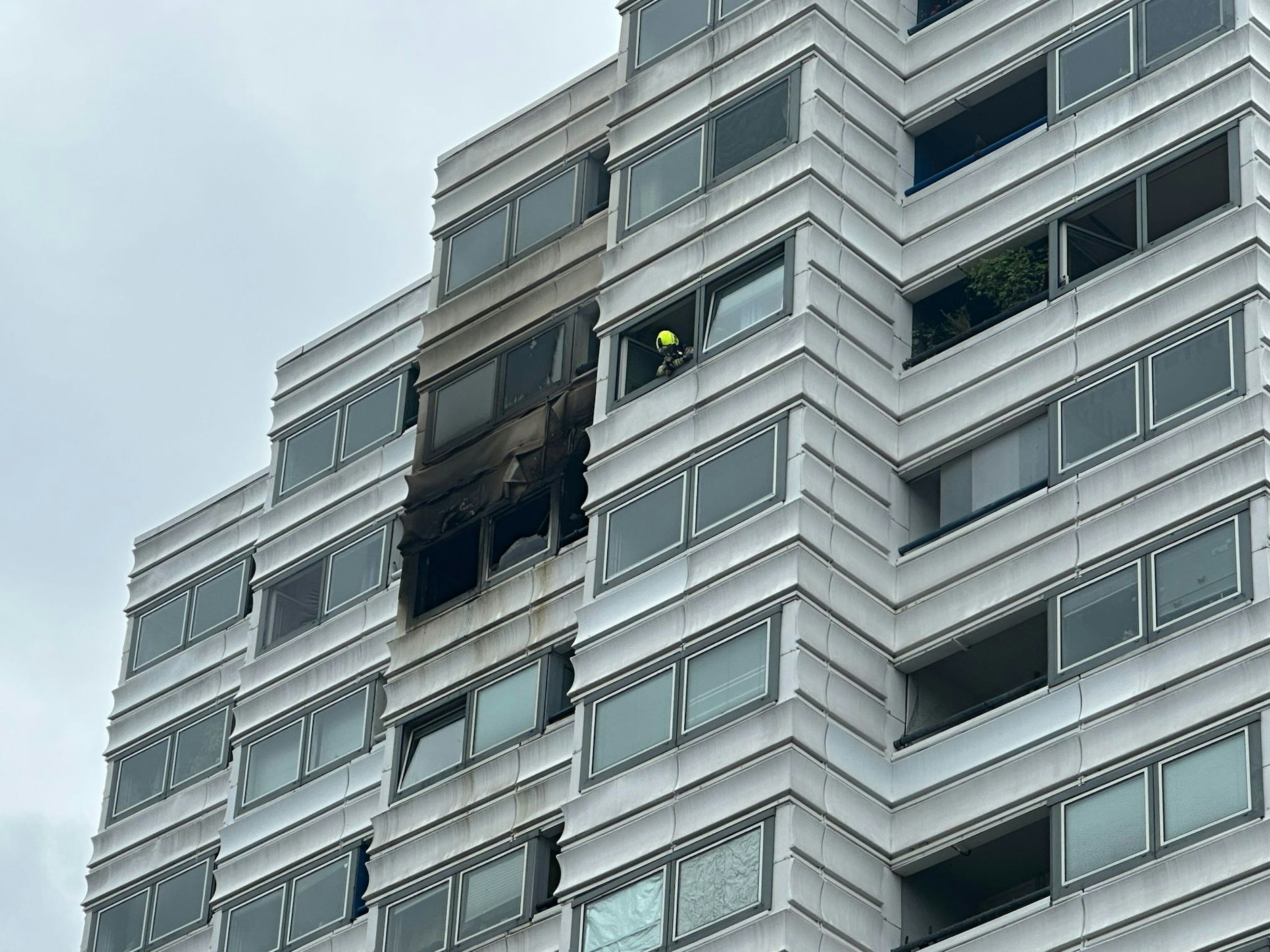 Tödlicher Sprung aus Hochhaus: Verdacht der Brandstiftung