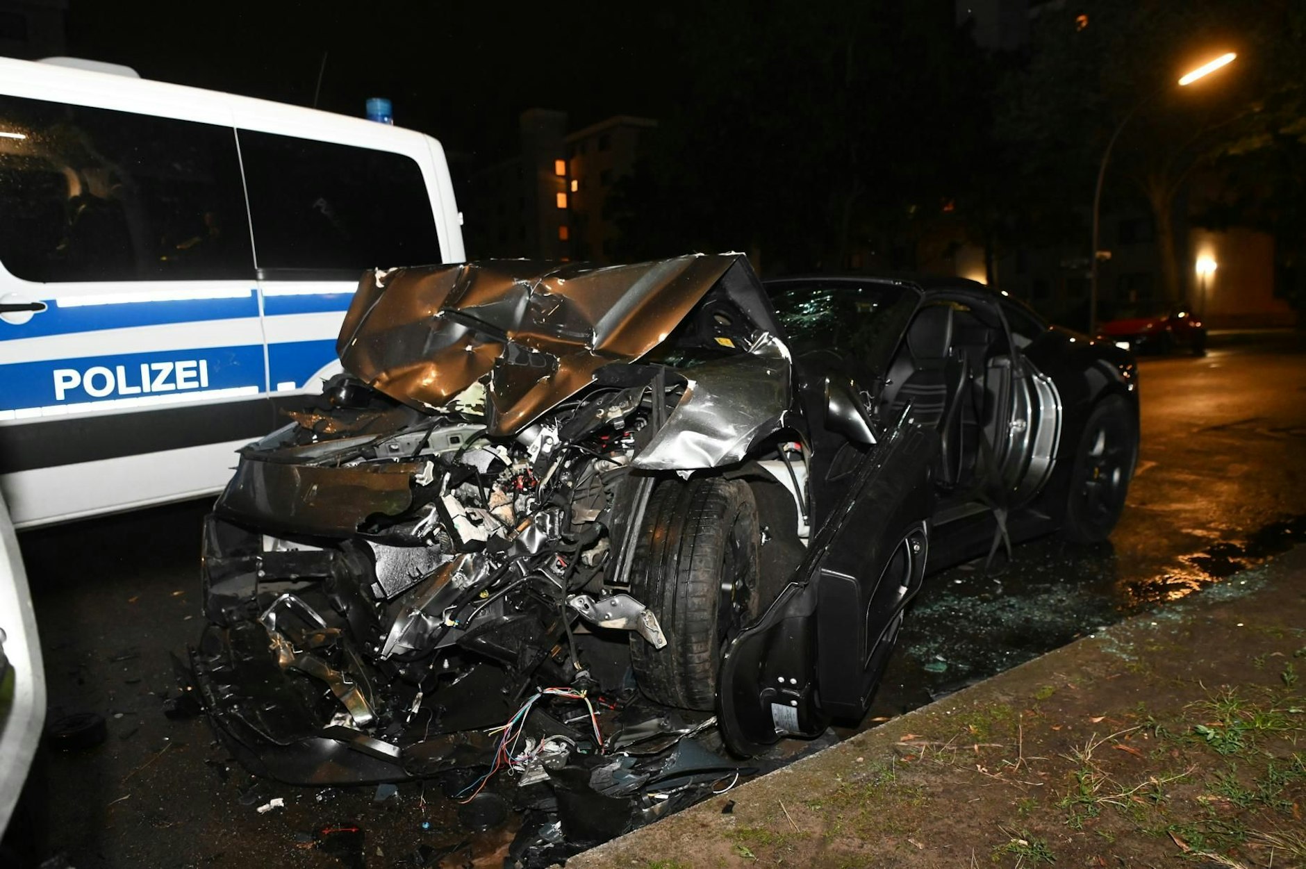 Unfall in Berlin-Reinickendorf: Ferrari kracht gegen parkende Autos – Totalschaden