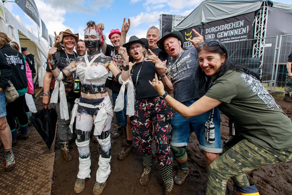 Wacken Open Air in Bildern: Metalheads trotzen dem Schlamm, reißen Pommesgabel hoch