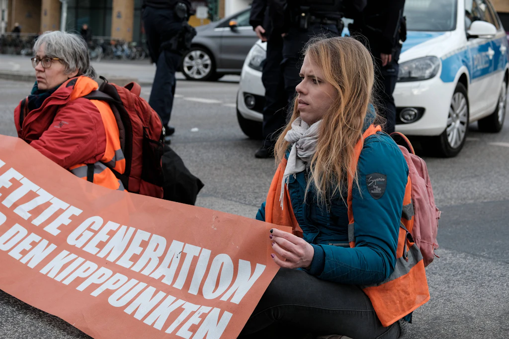 Nach Blockaden am BER: Klima-Kleberin hat Angst vorm Männerknast