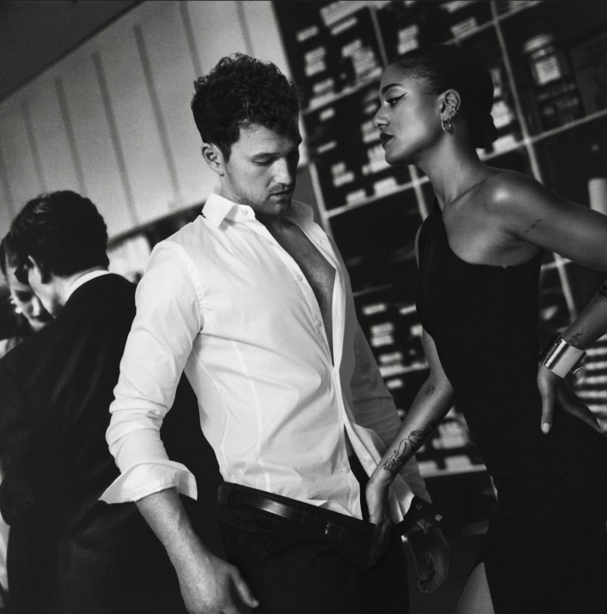 Nackte Männer: Berliner Künstlerin stellt Helmut Newtons berühmte Akte nach