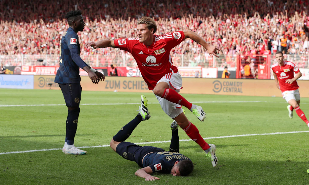 Dreifachschütze Kevin Behrens wird beim Thema Hansi ganz Profi