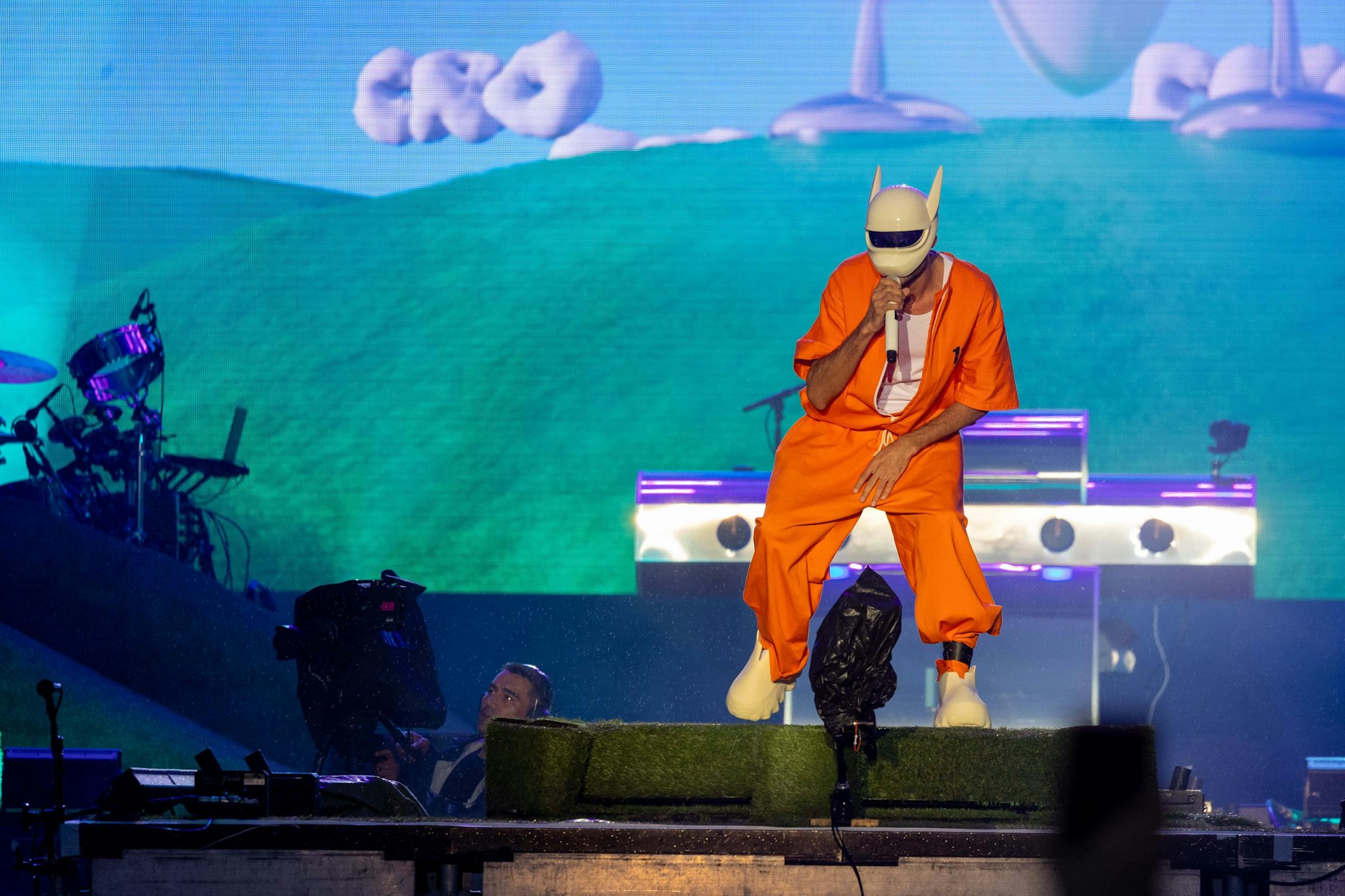 Cro fällt bei Konzert in Osnabrück von der Bühne und verliert seine Maske