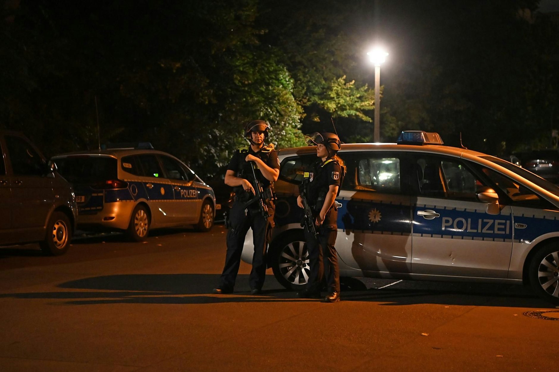 Mann mit Waffe in Berlin-Friedrichshain gesehen: SEK-Einsatz, Straßen geräumt