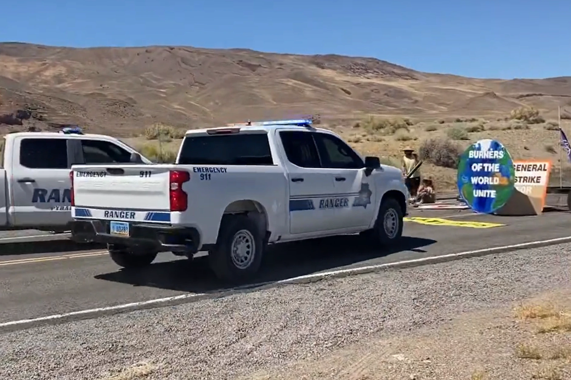 Klima-Blockade in den USA: Polizist rammt Aktivisten mit Auto und zieht ...