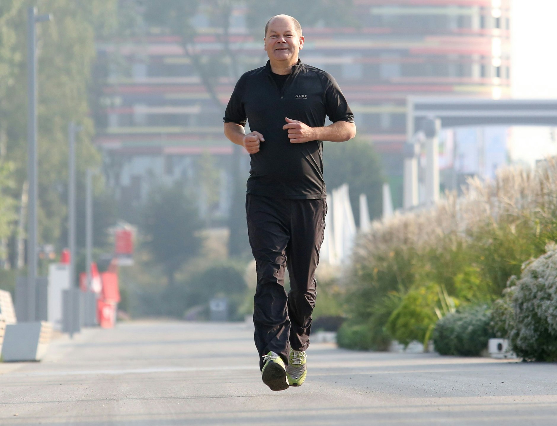 Sorge um Kanzler: Olaf Scholz stürzt beim Joggen!