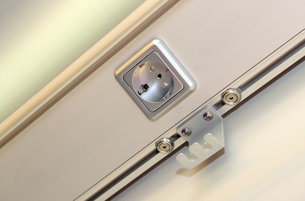 Tödliche Gefahr durch Bahn-Steckdosen! Polizei warnt vor üblem Trick