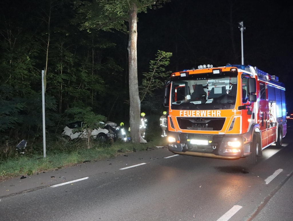 Köpenick: Auto kracht gegen Baum – ein Toter