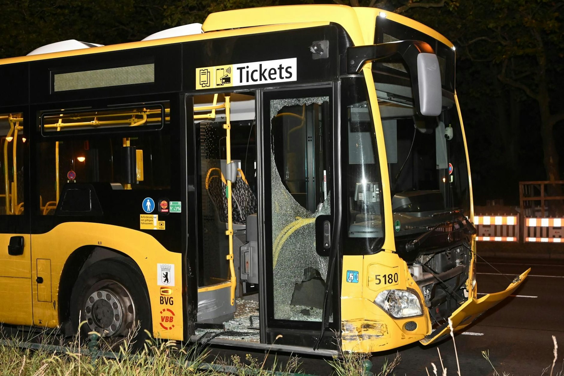 Unfall nach Lollapalooza-Festival: Audi und BVG-Bus krachen zusammen, Verletzte