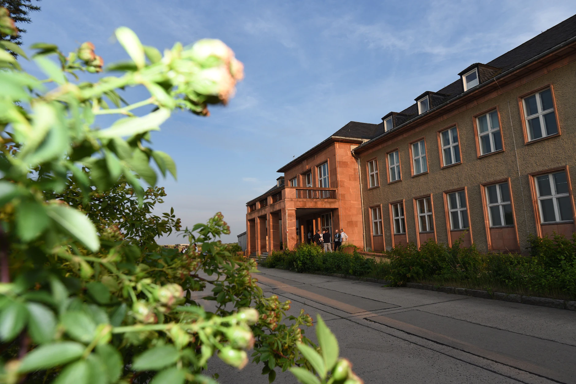 Generalshotel in Schönefeld: Mehr als 1000 Unterstützer fordern ein ...